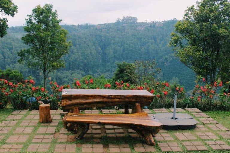 15+ Cafe di Lembang dengan View Bagus, Hits, dan Romantis!