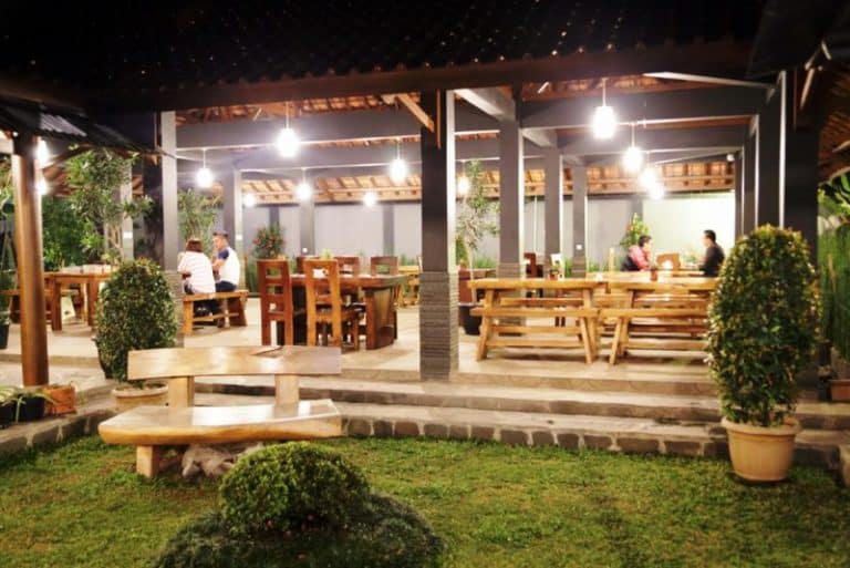 15+ Cafe di Lembang dengan View Bagus, Hits, dan Romantis!